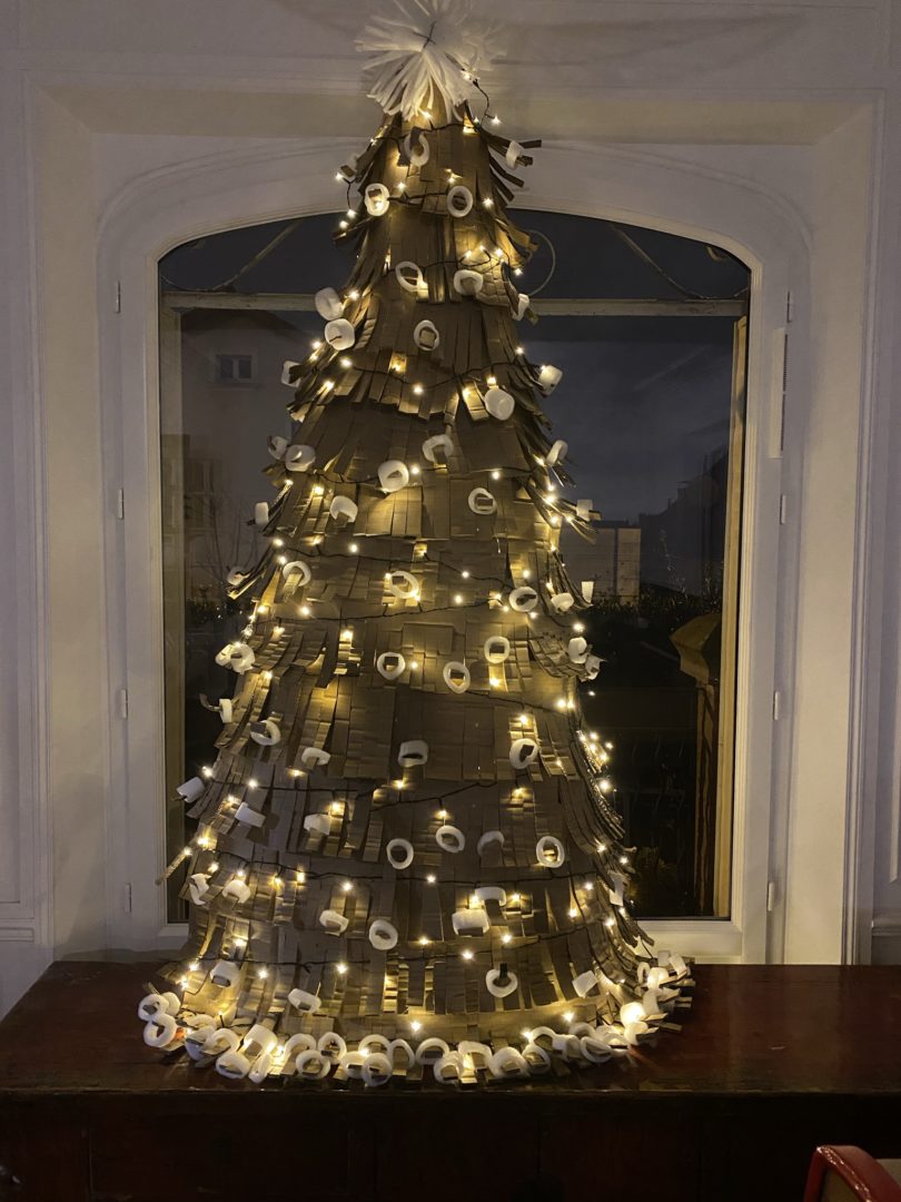 Sapin de Noël en carton : le tuto DIY pour le fabriquer