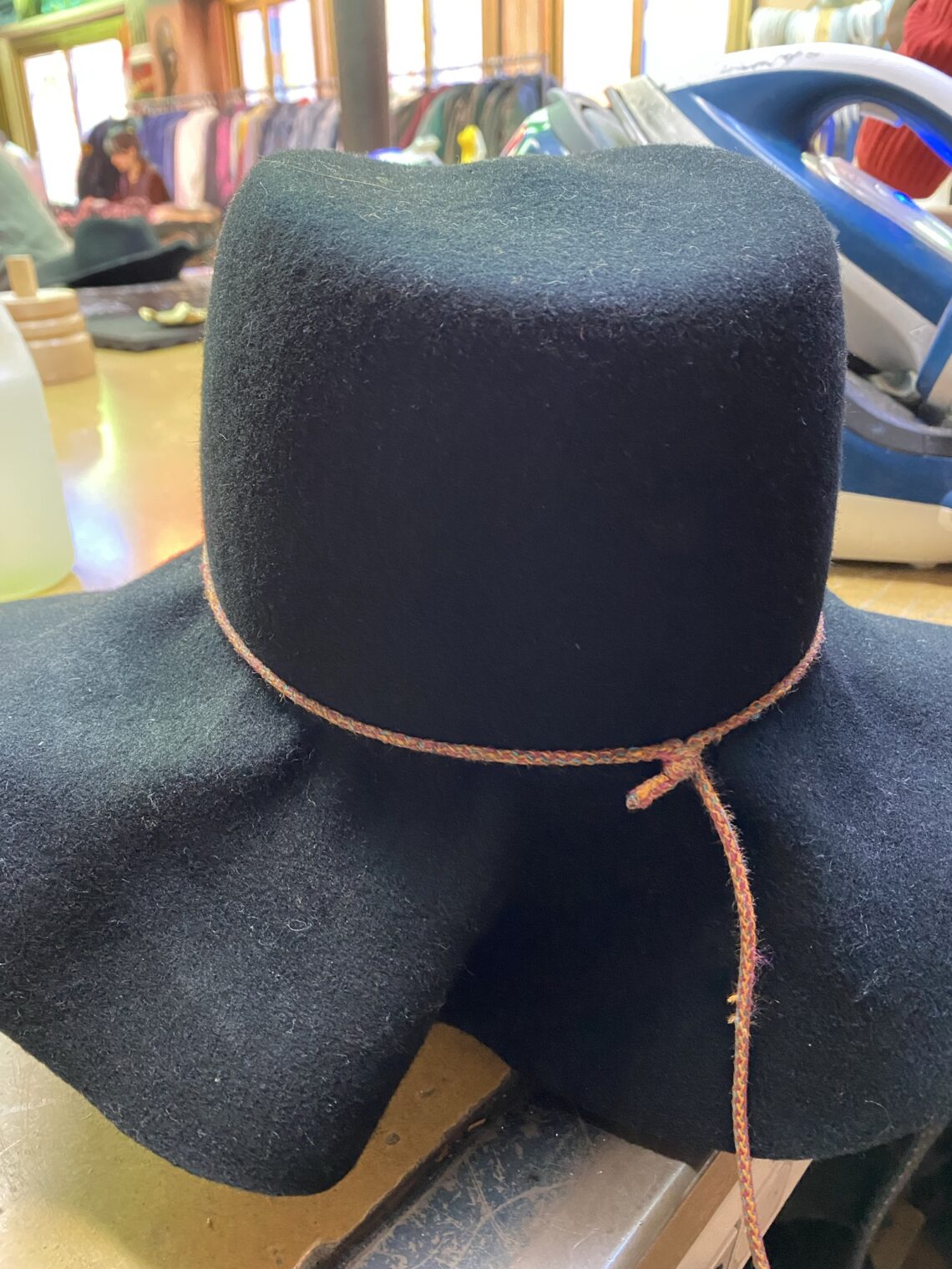fabrication de chapeau en feutre à l'atelier Mimimeparis