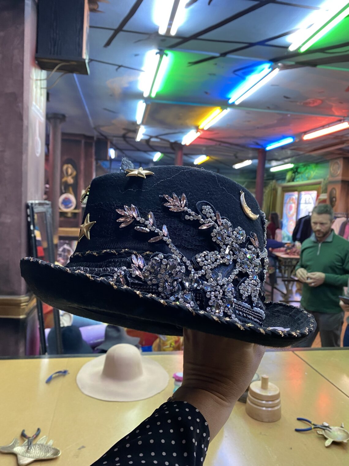 fabrication de chapeau en feutre à l'atelier Mimimeparis