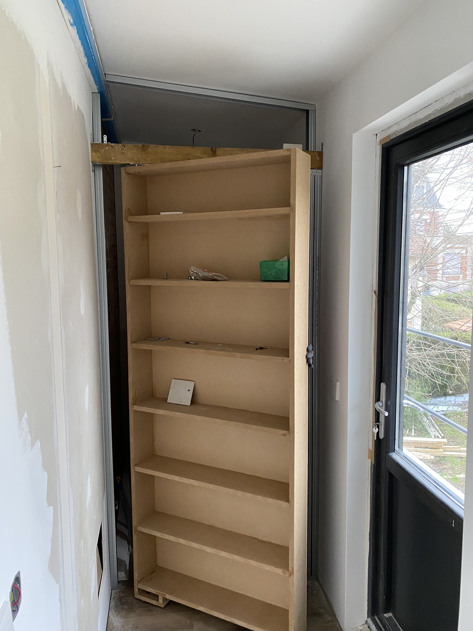 Construire une porte secrète bibliothèque dans sa maison
