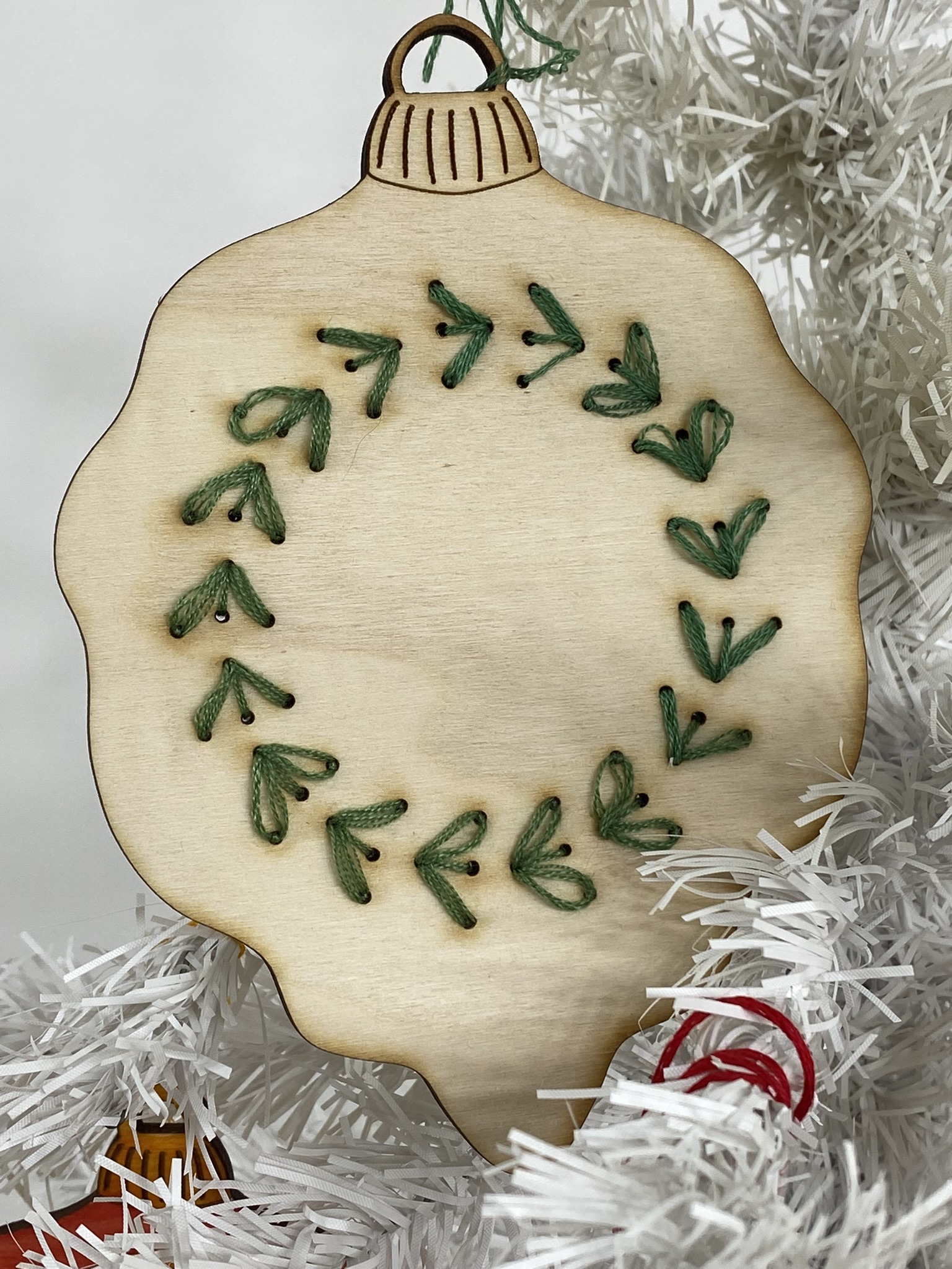 Un ornement en bois à broder pour décorer le sapin