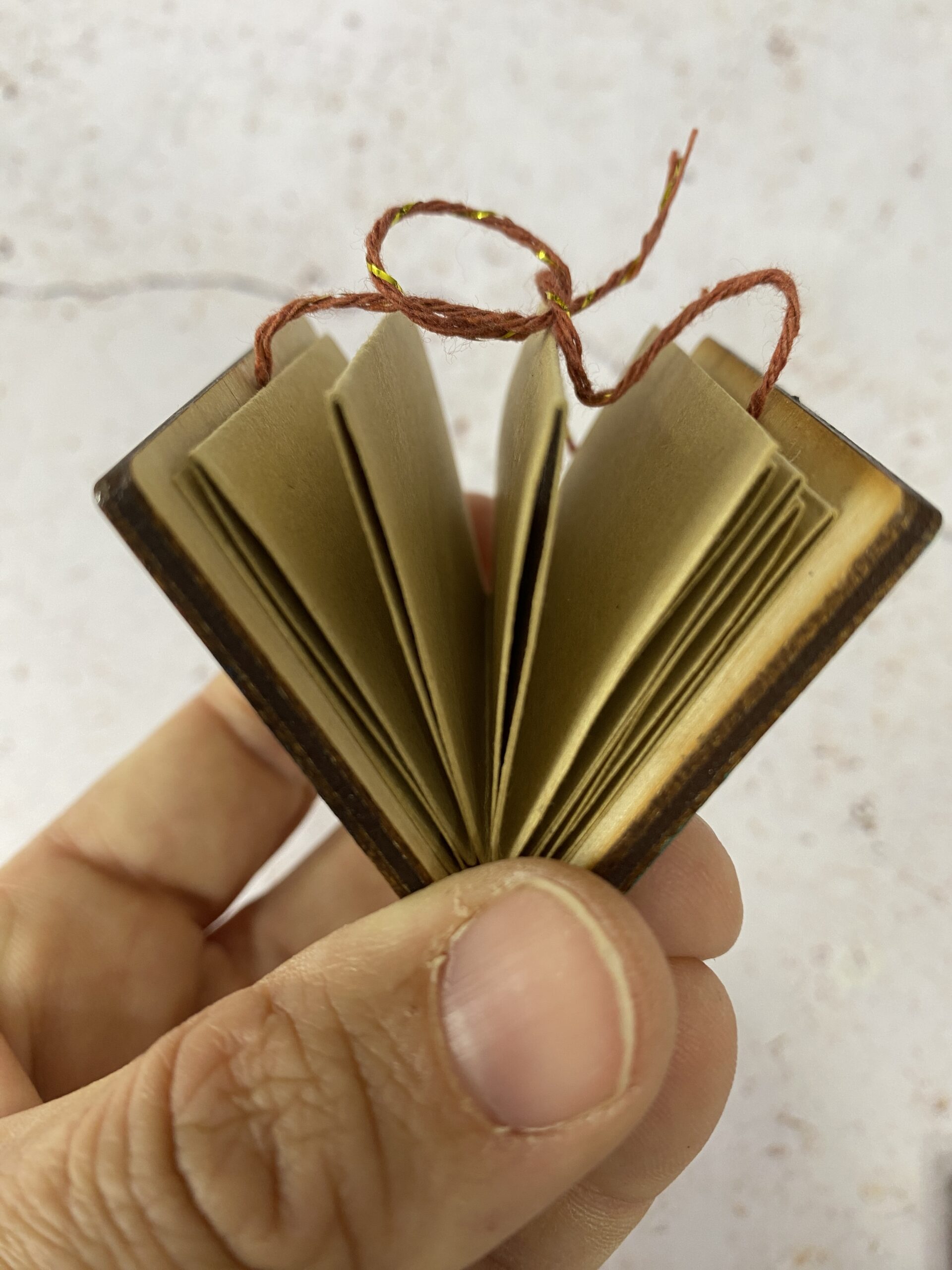Fabriquer un adorable mini livre en bois